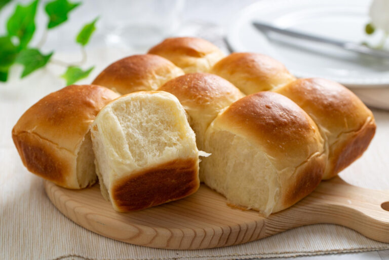 Carbs in Dinner Rolls: A Healthy Guide - GourmetPair